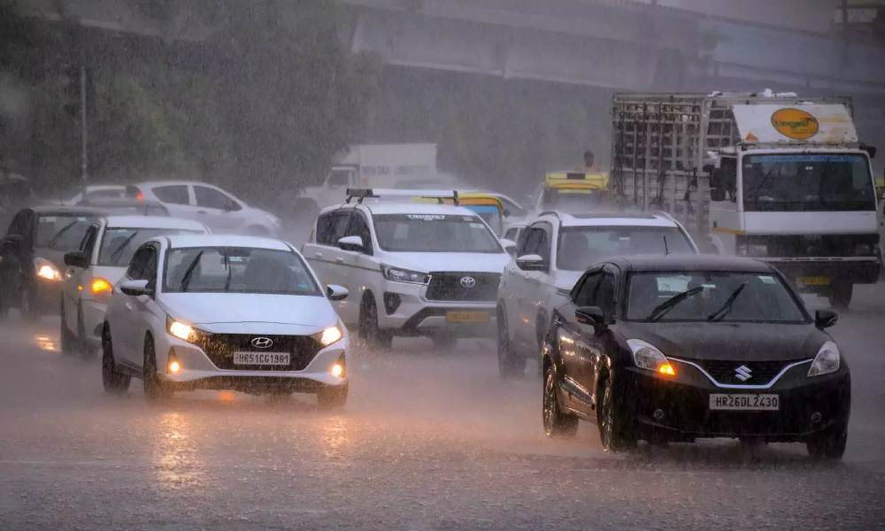 How To Drive In Heavy Rain? Why Heavy Rain Causes Traffic Jam? Read Here